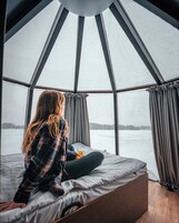 Cabana de Madeira Panorâmica | Sala de estar | Televisor LED de 50 polegadas com canais digitais 