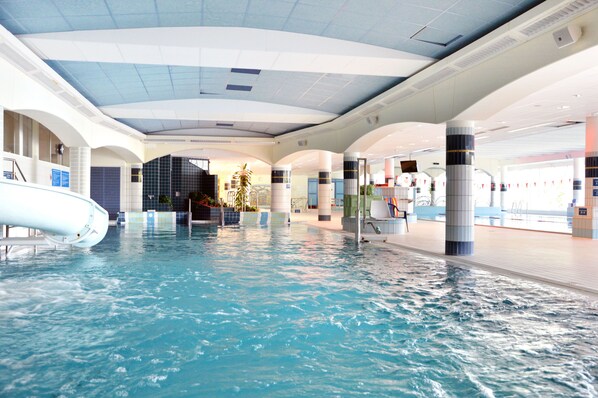 7 piscinas internas, espreguiçadeiras