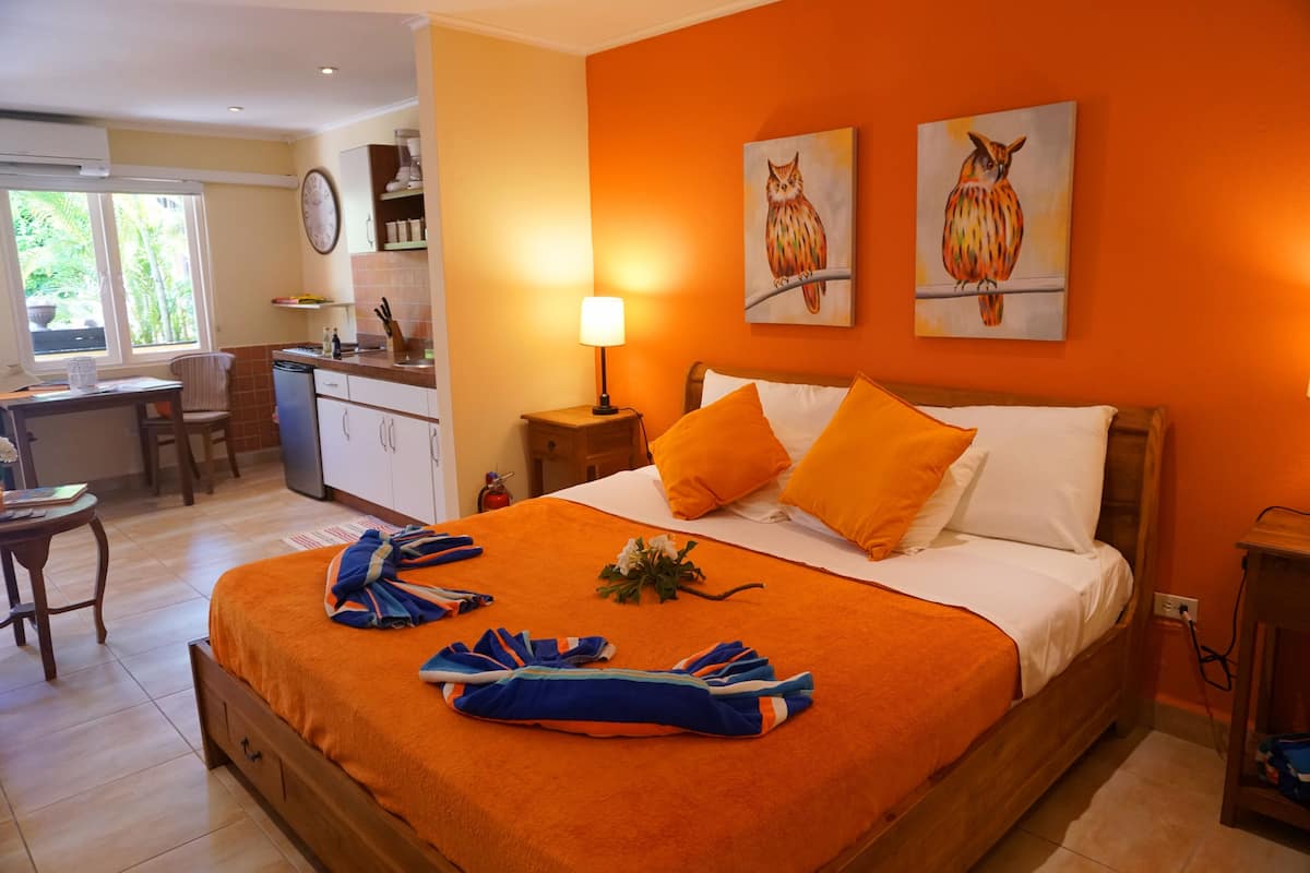 Cofre no quarto, com decoração personalizada