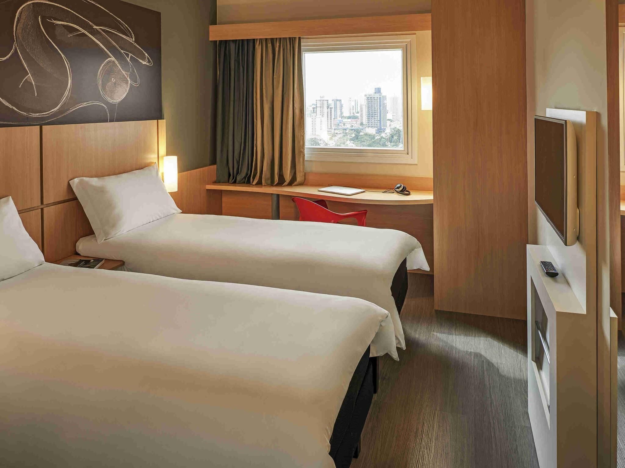 Apartamento standard, 2 camas de solteiro | Roupas de cama antialérgicas, frigobar, cofres nos quartos, escrivaninha