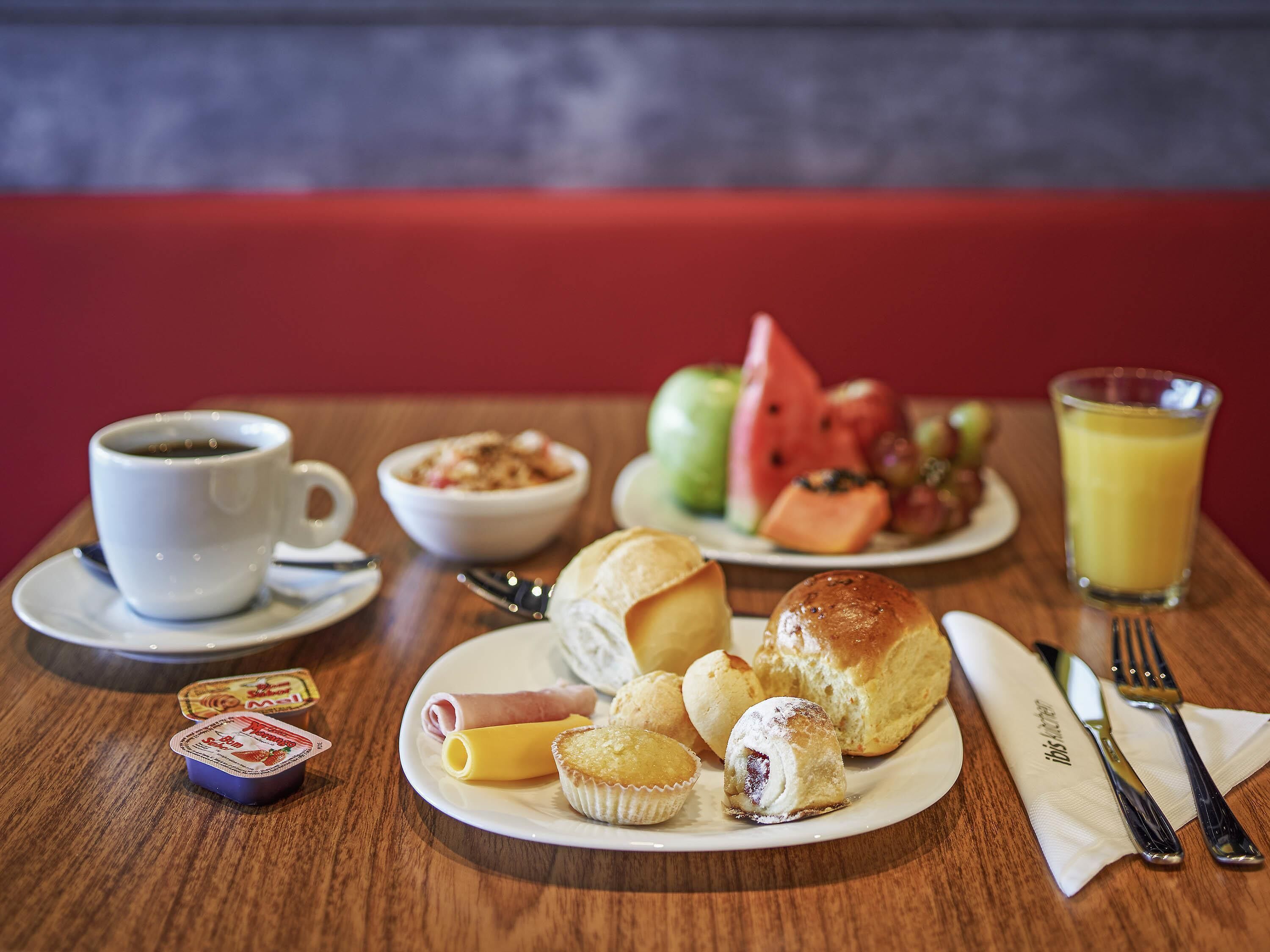 Café da manhã com buffet todos os dias mediante uma taxa