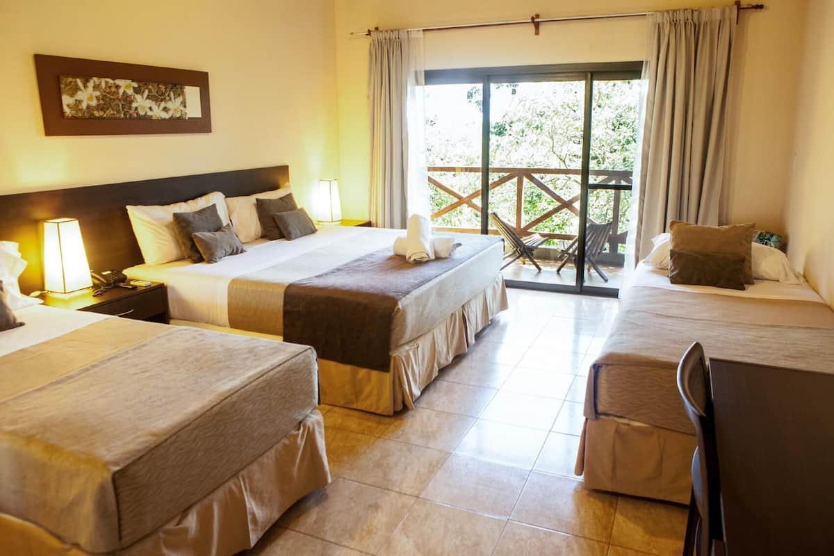 Minibar, cofre no quarto, berços/camas para crianças grátis
