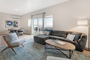 Oceanfront 3BR Premium Condo | Área de estar | TV de tela plana 40 polegadas com canais a cabo, TV
