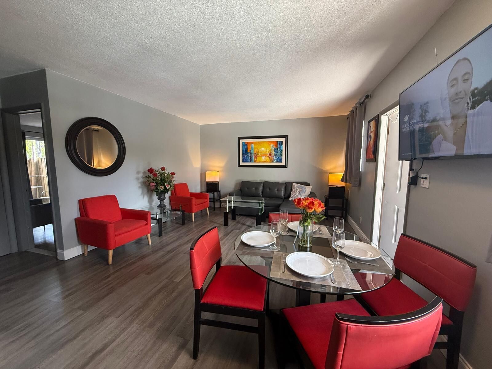 Apartamento conforto, 1 quarto, cozinha, vista para a piscina | Área de estar | TV de tela plana