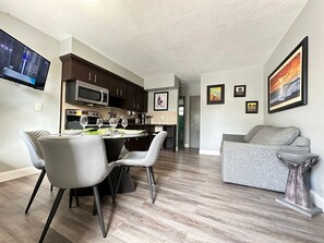 Apartamento Comfort, 2 quartos, cozinha, vista para a piscina | Sala de estar | TV de ecrã plano 