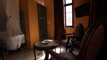 Quarto superluxo, sacada, vista para a cidade | Frigobar (abastecido com itens grátis), cortinas blackout