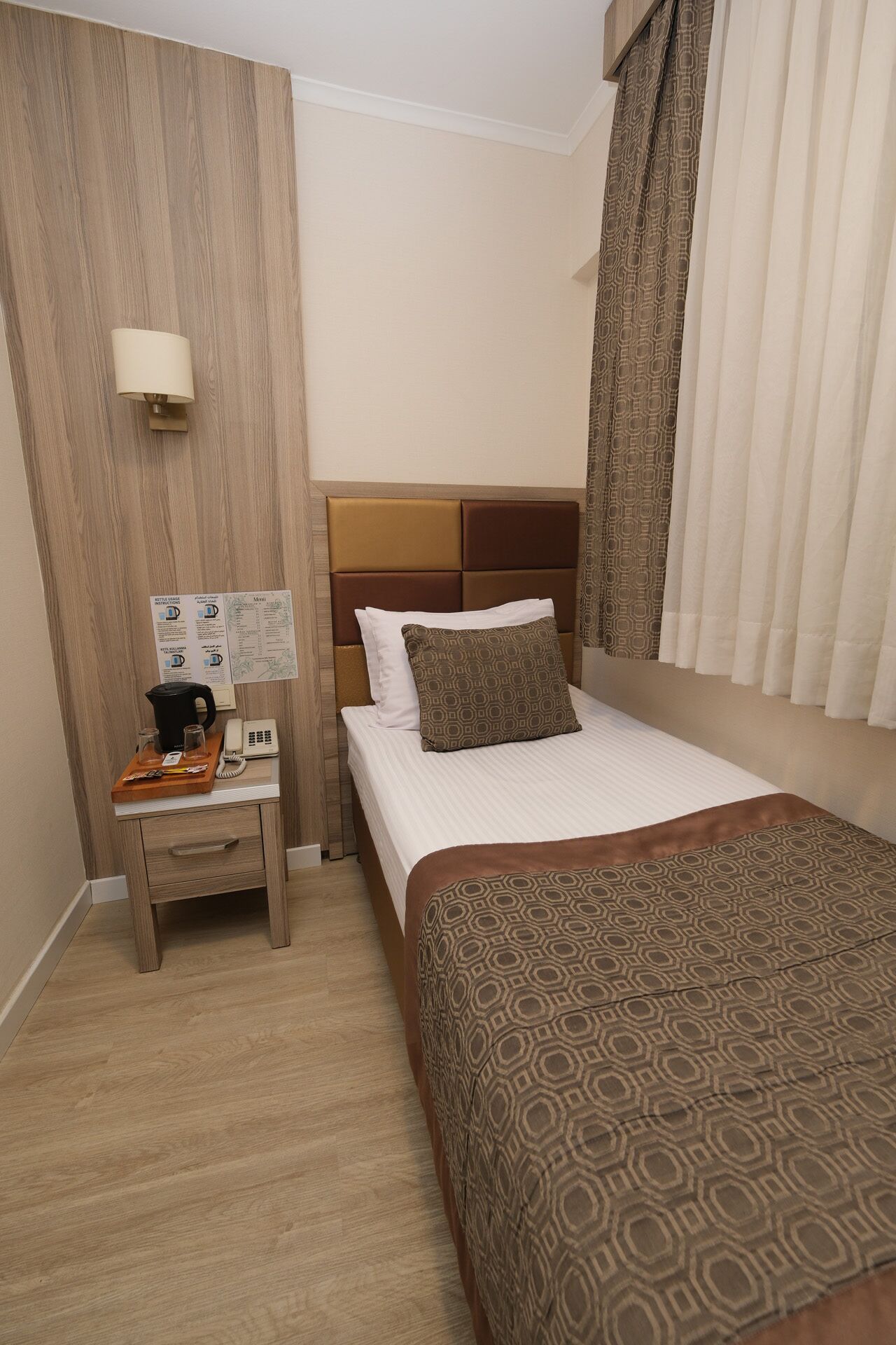 Quarto Individual Económico | Roupa de alta qualidade, minibar, cofre no quarto, secretária 