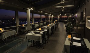 Café da manhã, almoço e jantar; culinária internacional 