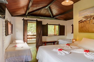 Suíte família, 1 quarto, sacada, de frente para a praia | 1 quarto, frigobar, ferros/tábuas de passar roupa, Wi-Fi de cortesia