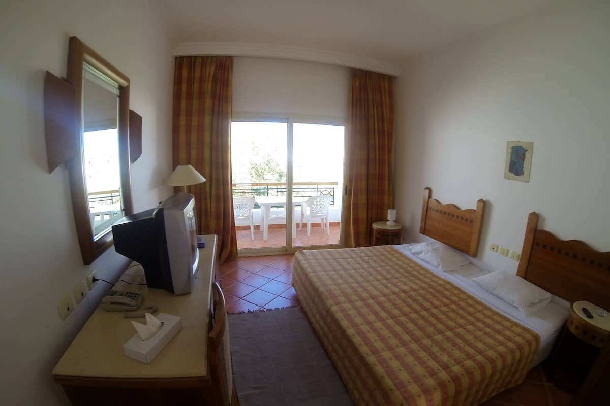 Quarto Duplo ou Twin Panorâmico, vista para a piscina | Minibar, secretária, berços/camas para crianças grátis