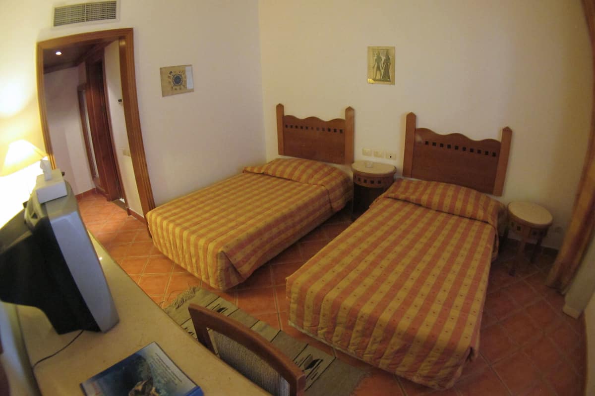Quarto Duplo ou Twin Standard, vista para o pátio | Minibar, secretária, berços/camas para crianças grátis