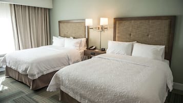 Edredons de pluma, camas com colchões pillow-top, cofres nos quartos
