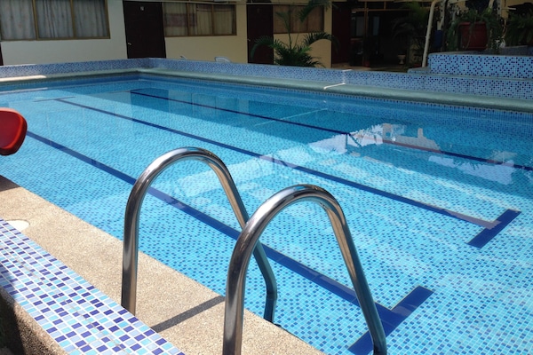 Piscina externa, espreguiçadeiras