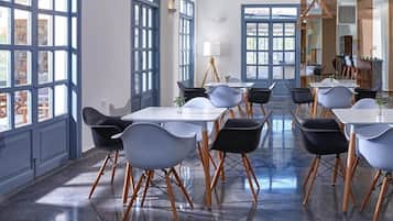 Pequenos-almoços, almoços, jantares servidos, cozinha mediterrânica