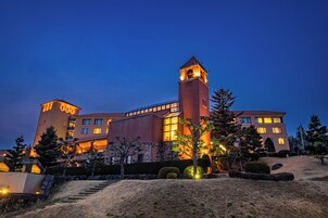 Fachada da propriedade à noite