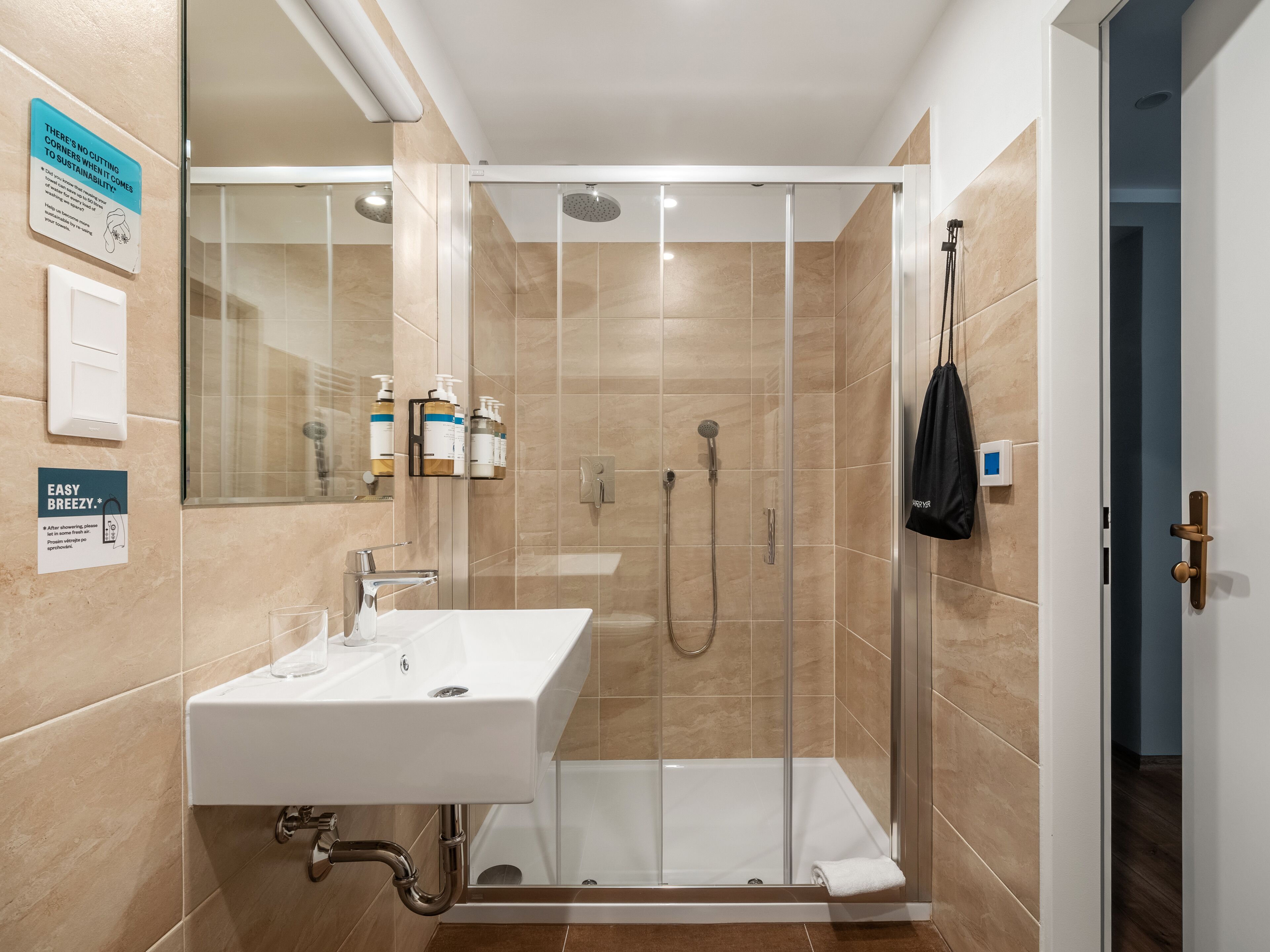 Large Studio with Kitchenette | Casa de banho | Artigos de higiene ecológicos, um secador de cabelo, toalhas fornecidas 