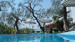 Piscina externa sazonal, guarda-sóis, espreguiçadeiras
