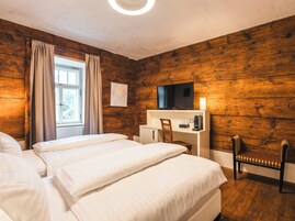 Quarto Twin Comfort | Minibar, cofre no quarto, com decoração personalizada 