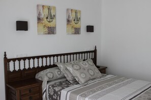 Escrivaninha, berços (sobretaxa), camas extras/dobráveis