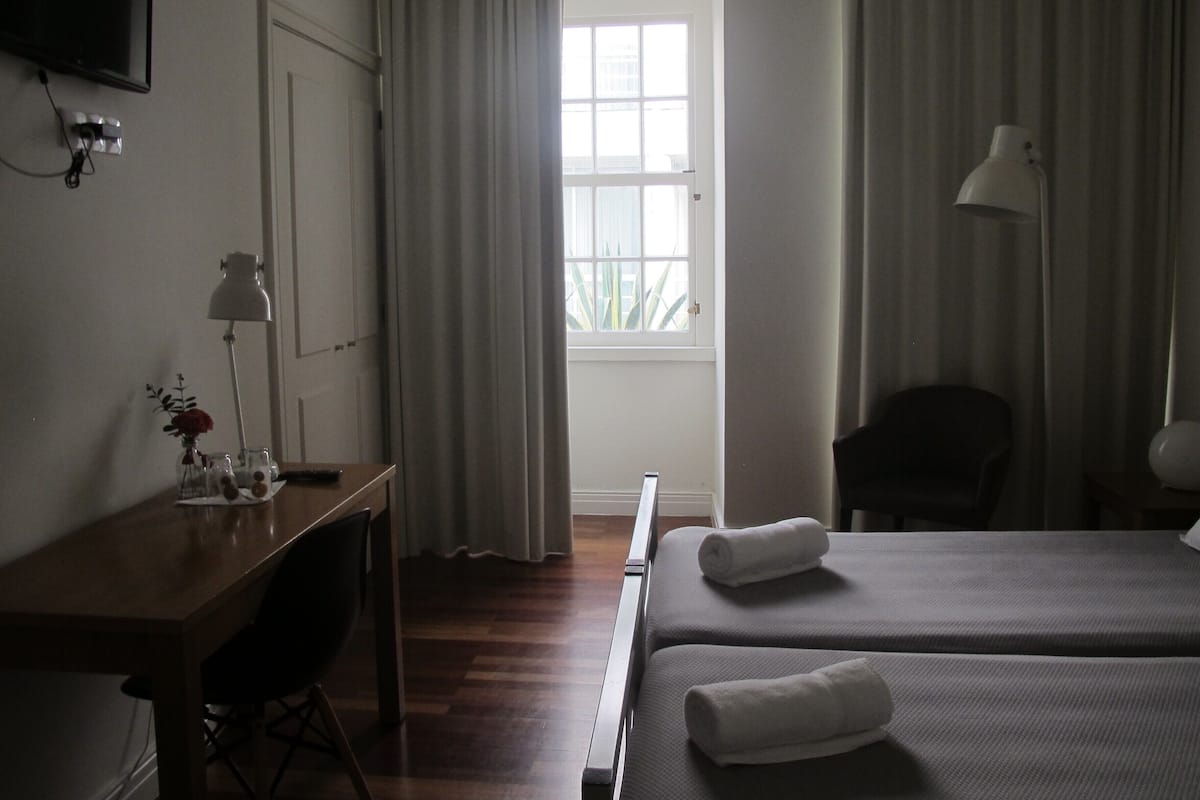 Quarto Twin, casa de banho privativa | Roupa de cama fornecida, acesso para cadeira de rodas