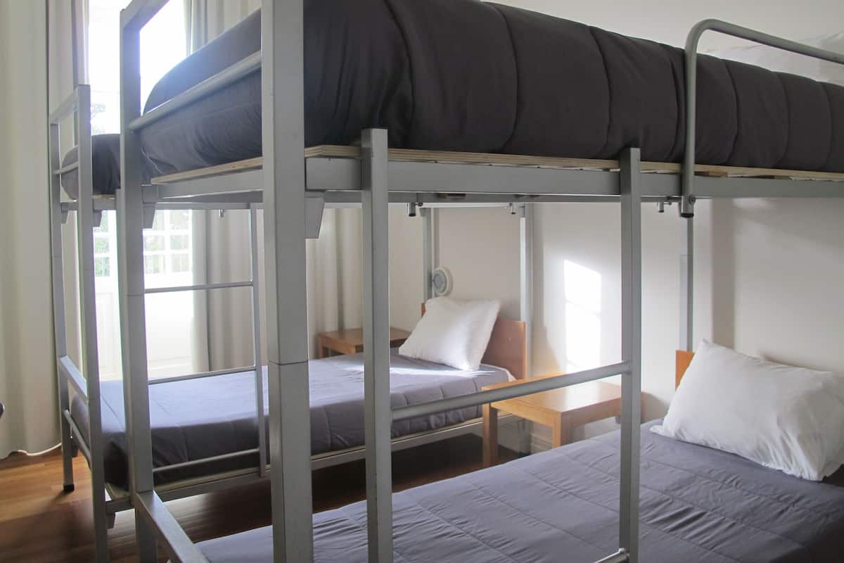 Roupa de cama fornecida, acesso para cadeira de rodas