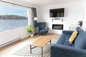 Cabana, 2 quartos, lareira, vista para a praia | Área de estar | TV de tela plana, lareira