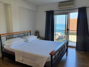 Queen Room with Balcony | Roupas de cama premium, frigobar, individualmente decorados