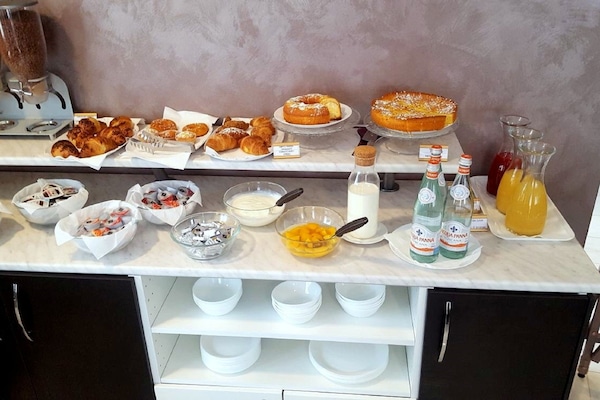Pequeno-almoço tipo buffet diário (8 EUR por pessoa)