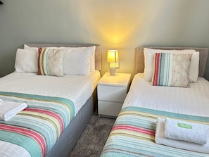 Quarto Twin Standard | Cortinas/cortinados opacos, roupa de cama fornecida 