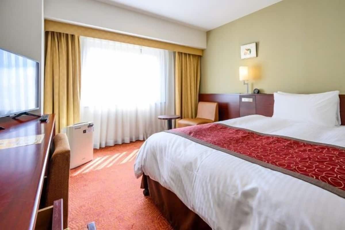 Secretária, cortinas/cortinados opacos, ferro/tábua de engomar