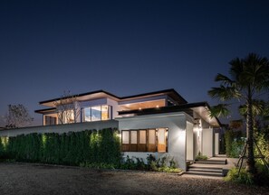 Fachada da propriedade à noite