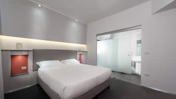 Quarto casal ou duplo | Edredons de pluma, frigobar, cofres nos quartos, escrivaninha