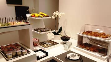Café da manhã com buffet grátis todos os dias