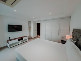 Apartamento clássico, vista para o mar | Roupas de cama premium, edredons de pluma, cofres nos quartos