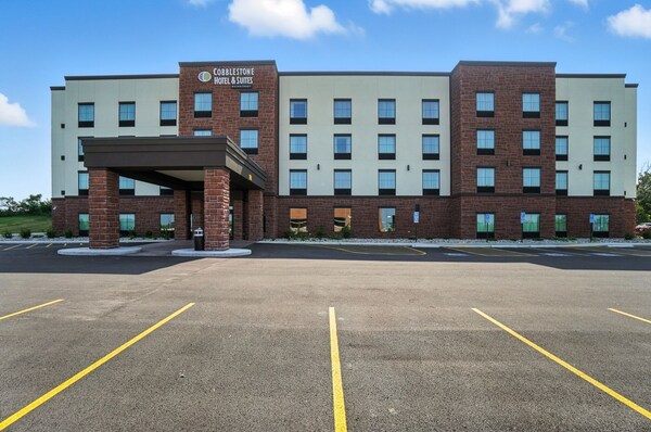 Cobblestone Hotel & Suites-bellefontaine - Indian Lake, OH