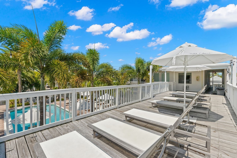 Deluxe King Condo Updated Suite By The Beach! - Dunedin, FL