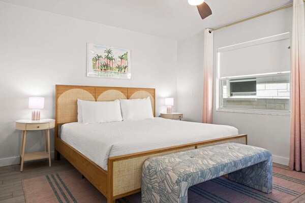 Studio W/ King Bed Heated Pool, Steps To Beach! - Dunedin, FL