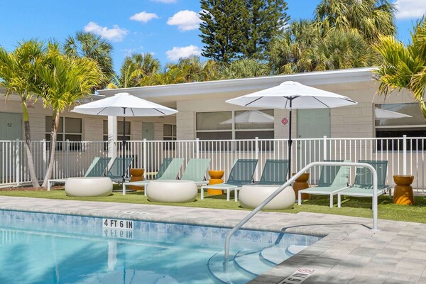 Studio W/ King Bed Heated Pool, Steps To Beach! - Dunedin, FL