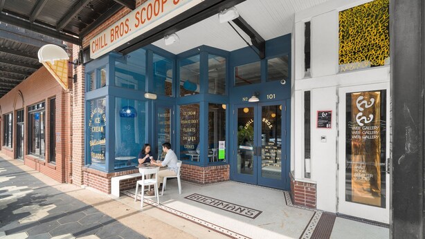 Fachada com uma placa que diz "CHILL BROS. SCOOP SHOP" e entrada pela porta de vidro.