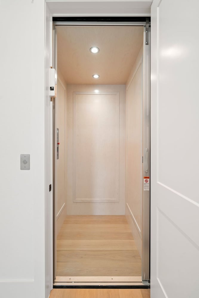 The Akoya Pearl - 2 Beach Homes Steps From Cwb - Clearwater Beach, FL