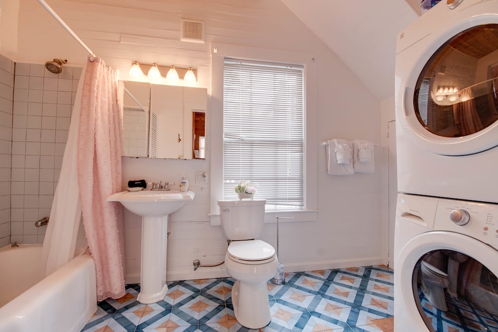 New Rose Petal Petite Suite - Pool Parking - Key West, FL