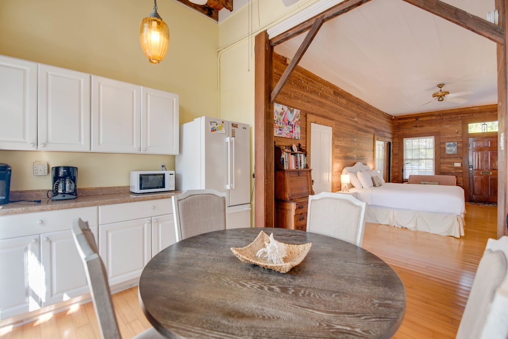 New Rose Retreat - Pool Parking - Key West, FL