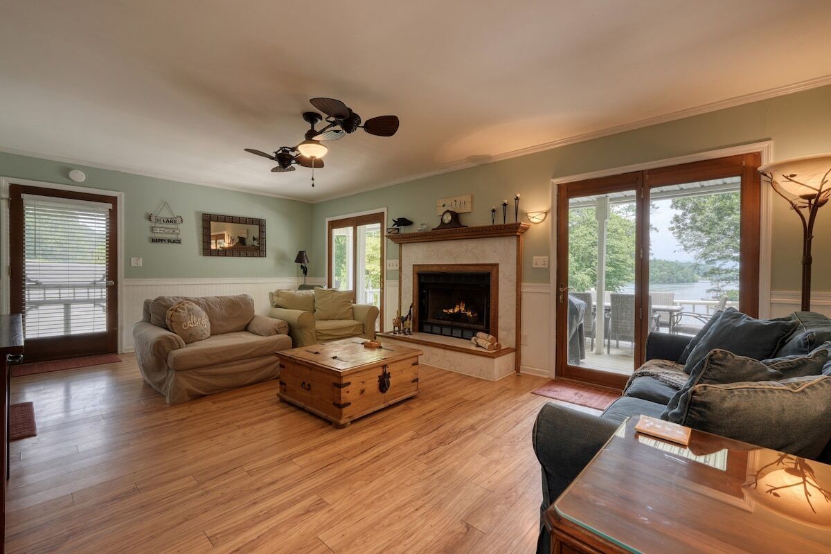 Living The Dream- Lakefront-dock - Hiawassee, GA