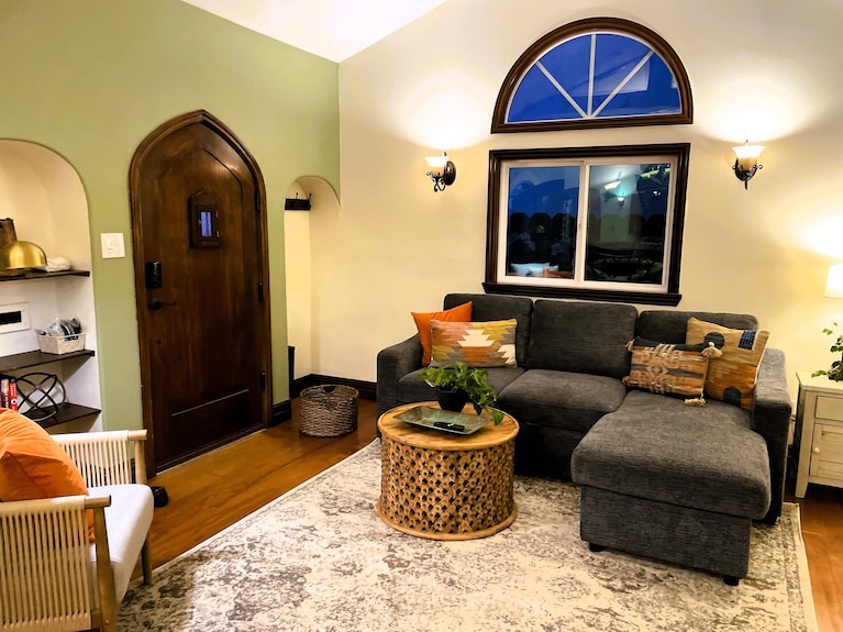 Steps From The Sand, Well-stocked, Clean, Family Beach Home. Ac & Easy Pkg. - Long Beach, CA