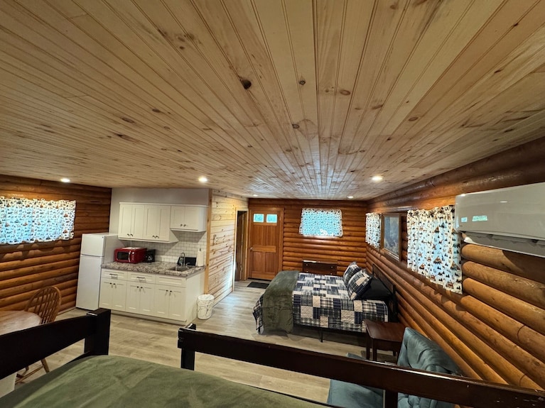 Adorable Log Cabin On Back Country Road With Peace, Quiet, All Amenities Of Home - Ohio