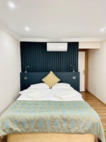 Quarto standard, sacada, vista para o jardim | Escrivaninha, espaço de trabalho para notebook, Wi-Fi de cortesia