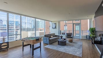 Apartamento Clássico, 1 quarto, não fumadores, cozinha | Sala de estar | Smart TV de 55 polegadas com canais digitais