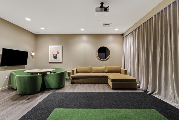 Rove Living/kl - 44 Monroe - Mystery Castle
