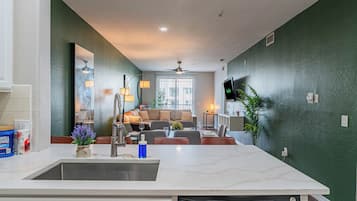 Apartamento Comfort, 2 quartos, não fumadores, casa de banho privativa | Cozinha privada | Um frigorífico/congelador grande, um micro-ondas, um forno