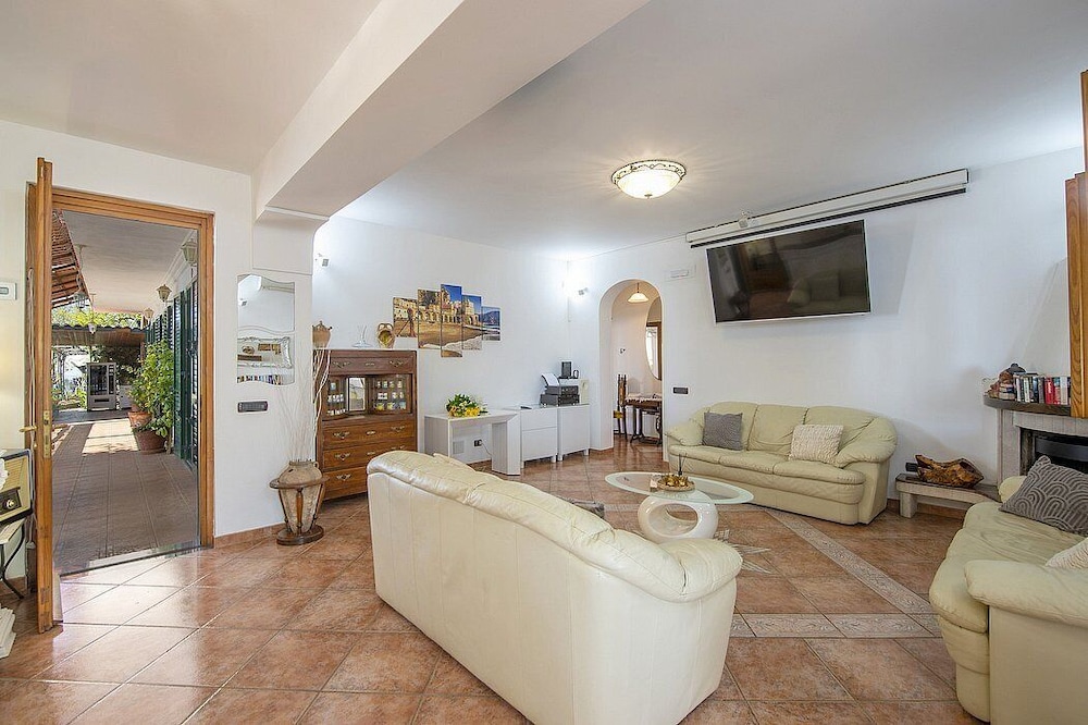 Villa Madreluna: A Spacious Three-story Villa Located On The High Coast In Front Of The Sea, With Free Wi-fi. - Campania